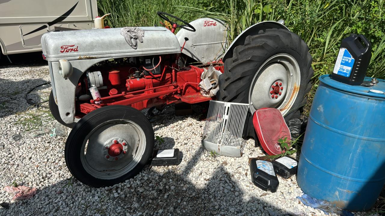 #110 - 1952 Ford 8N Tractor (#21417086)